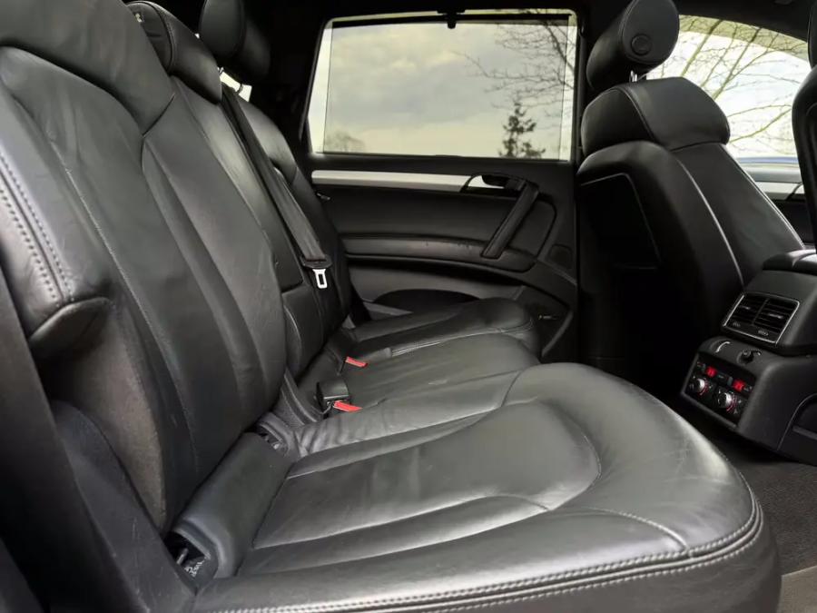 Black Audi Q7 2006 in Riga, with an engine capacity of 3.00 L and mileage of 238 thousand km for 6390 €, photo 11 on AUTOMOTO.COM.LV
