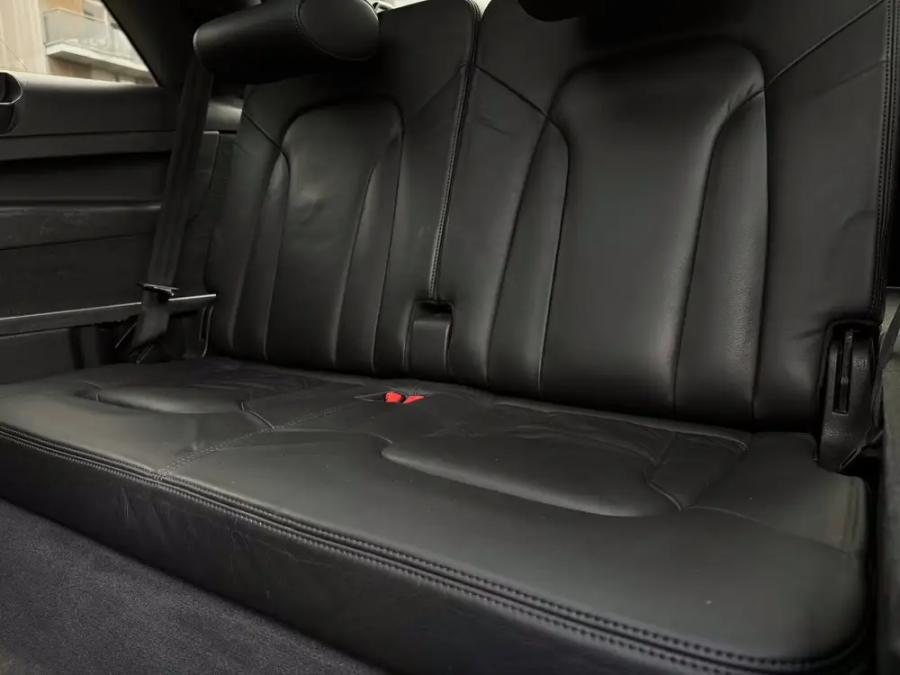 Black Audi Q7 2006 in Riga, with an engine capacity of 3.00 L and mileage of 238 thousand km for 6390 €, photo 12 on AUTOMOTO.COM.LV