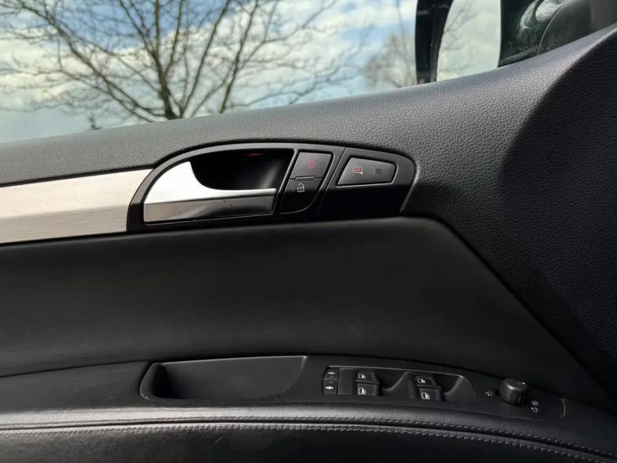 Black Audi Q7 2006 in Riga, with an engine capacity of 3.00 L and mileage of 238 thousand km for 6390 €, photo 33 on AUTOMOTO.COM.LV