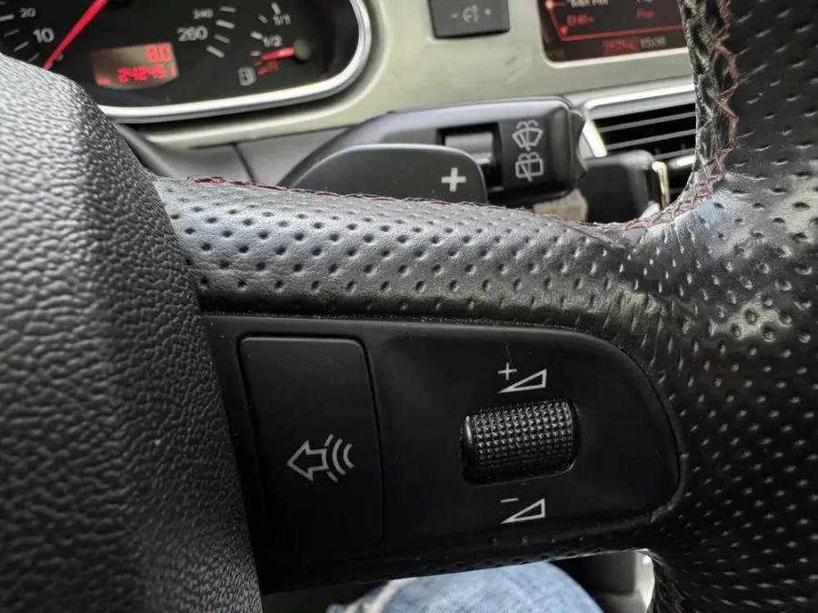 Black Audi Q7 2006 in Riga, with an engine capacity of 3.00 L and mileage of 238 thousand km for 6390 €, photo 36 on AUTOMOTO.COM.LV