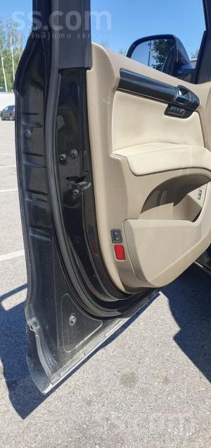 Black Audi Q7 2006 in Riga, with an engine capacity of 3.00 L and mileage of 313 thousand km for 6900 €, photo 14 on AUTOMOTO.COM.LV