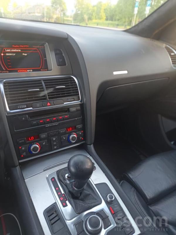 Black Audi Q7 2007 in Riga, with an engine capacity of 3.00 L and mileage of 291 thousand km for 5800 €, photo 4 on AUTOMOTO.COM.LV