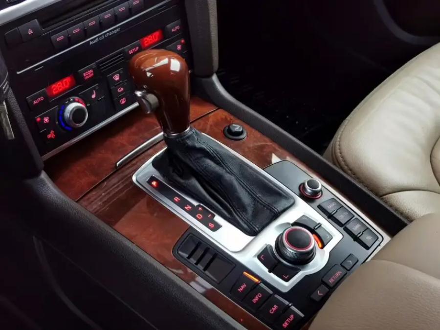 Black Audi Q7 2007 in Riga, with an engine capacity of 3.00 L and mileage of 221 thousand km for 9290 €, photo 12 on AUTOMOTO.COM.LV