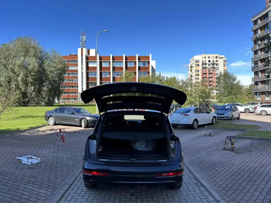 Black Audi Q7 2007 in Riga, with an engine capacity of 3.00 L and mileage of 385 thousand km for 6390 €, photo 11 on AUTOMOTO.COM.LV