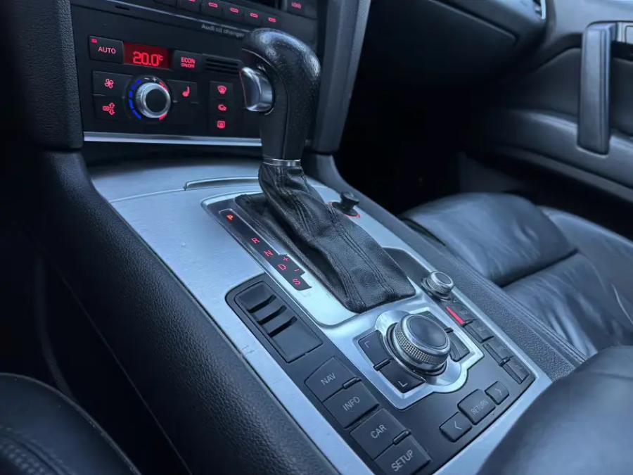Black Audi Q7 2007 in Riga, with an engine capacity of 3.00 L and mileage of 303 thousand km for 6990 €, photo 27 on AUTOMOTO.COM.LV