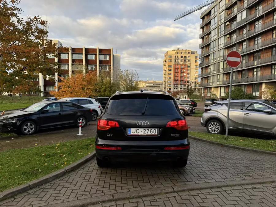 Black Audi Q7 2007 in Riga, with an engine capacity of 3.00 L and mileage of 289 thousand km for 6590 €, photo 5 on AUTOMOTO.COM.LV