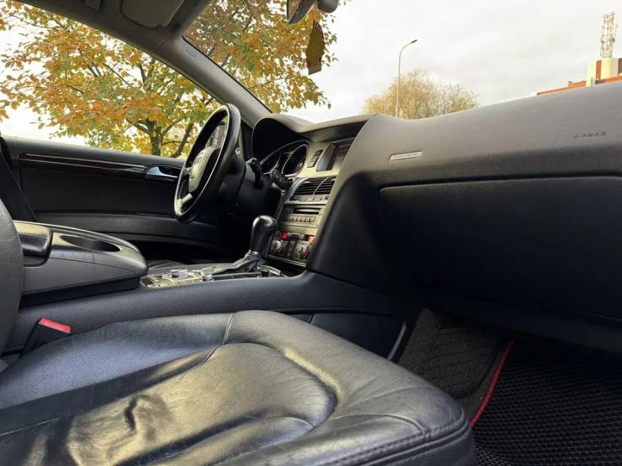 Black Audi Q7 2007 in Riga, with an engine capacity of 3.00 L and mileage of 289 thousand km for 6590 €, photo 7 on AUTOMOTO.COM.LV