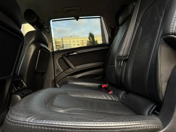Black Audi Q7 2007 in Riga, with an engine capacity of 3.00 L and mileage of 289 thousand km for 6590 €, photo 7 on AUTOMOTO.COM.LV