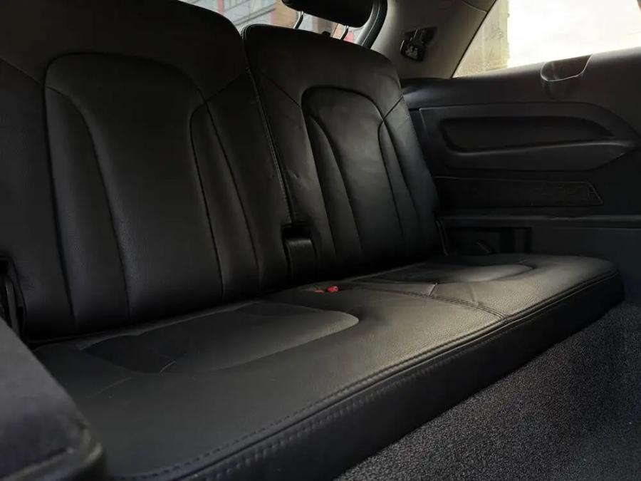 Black Audi Q7 2007 in Riga, with an engine capacity of 3.00 L and mileage of 289 thousand km for 6590 €, photo 9 on AUTOMOTO.COM.LV