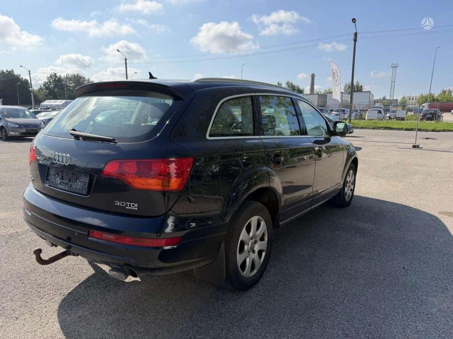 Black Audi Q7 2007 in Marijampole, with an engine capacity of 2.97 L and mileage of 280 thousand km for 2950 €, photo 4 on AUTOMOTO.COM.LV