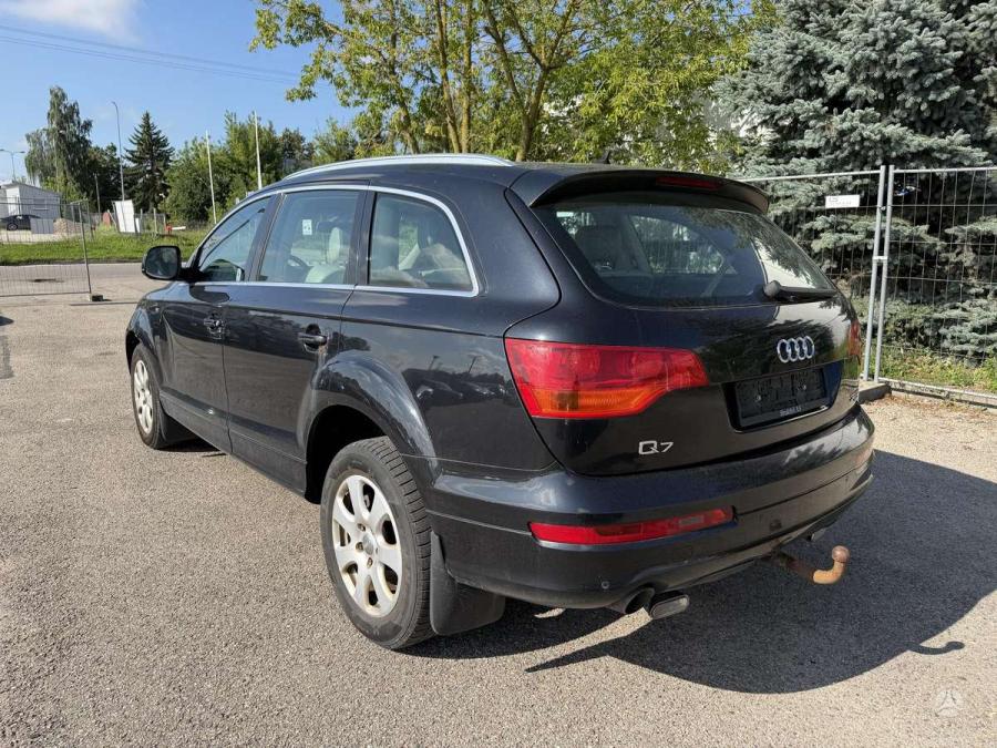 Black Audi Q7 2007 in Marijampole, with an engine capacity of 2.97 L and mileage of 280 thousand km for 2950 €, photo 5 on AUTOMOTO.COM.LV