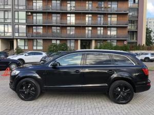 Black Audi Q7 2008 in Riga, with an engine capacity of 3.00 L and mileage of 294 thousand km for 6990 €, photo 3 on AUTOMOTO.COM.LV