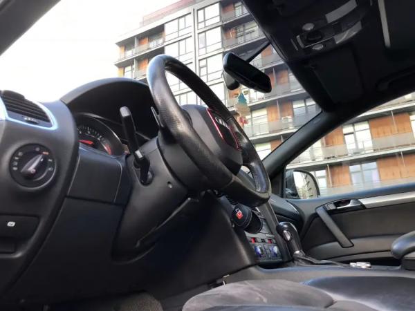 Black Audi Q7 2008 in Riga, with an engine capacity of 3.00 L and mileage of 294 thousand km for 6990 €, photo 5 on AUTOMOTO.COM.LV