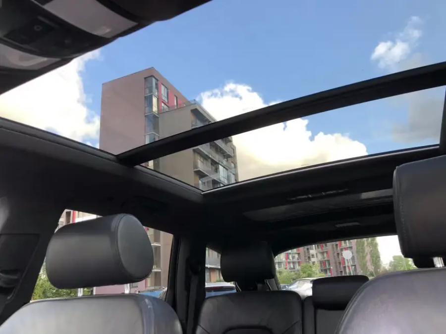 Black Audi Q7 2008 in Riga, with an engine capacity of 3.00 L and mileage of 294 thousand km for 6990 €, photo 9 on AUTOMOTO.COM.LV