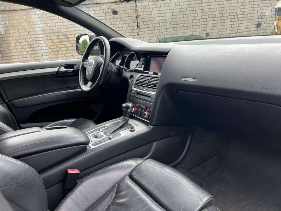 Black Audi Q7 2008 in Vilnius, with an engine capacity of 4.13 L and mileage of 276 thousand km for 6350 €, photo 11 on AUTOMOTO.COM.LV
