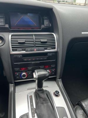 Black Audi Q7 2008 in Vilnius, with an engine capacity of 4.13 L and mileage of 276 thousand km for 6350 €, photo 13 on AUTOMOTO.COM.LV