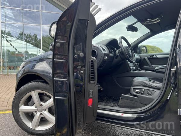 Black Audi Q7 2010 in Riga, with an engine capacity of 3.00 L and mileage of 213 thousand km for 10900 €, photo 6 on AUTOMOTO.COM.LV