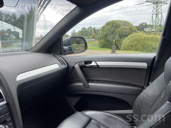 Black Audi Q7 2010 in Riga, with an engine capacity of 3.00 L and mileage of 213 thousand km for 10900 €, photo 8 on AUTOMOTO.COM.LV