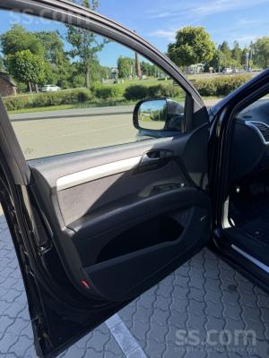 Black Audi Q7 2010 in Saldus, with an engine capacity of 3.00 L and mileage of 281 thousand km for 13500 €, photo 7 on AUTOMOTO.COM.LV