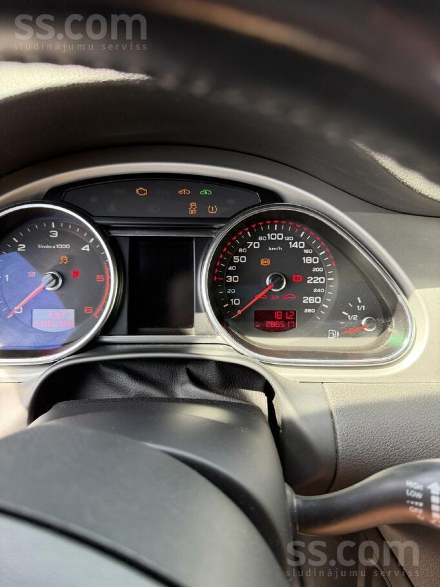Black Audi Q7 2010 in Saldus, with an engine capacity of 3.00 L and mileage of 281 thousand km for 13500 €, photo 8 on AUTOMOTO.COM.LV