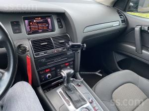 Black Audi Q7 2012 in Riga, with an engine capacity of 3.00 L and mileage of 287 thousand km for 7900 €, photo 4 on AUTOMOTO.COM.LV