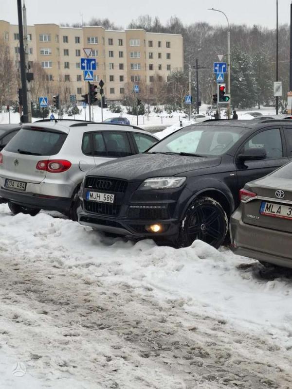 Black Audi Q7 2013 in Vilnius, with an engine capacity of 2.97 L and mileage of 215 thousand km for 17500 €, photo 8 on AUTOMOTO.COM.LV