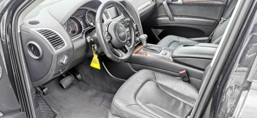 Black Audi Q7 2014 in Riga, with an engine capacity of 3.00 L and mileage of 250 thousand km for 14500 €, photo 17 on AUTOMOTO.COM.LV