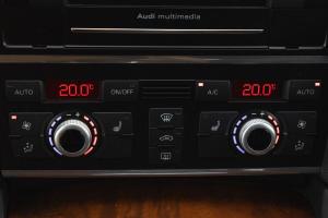 Black Audi Q7 2014 in Ventspils, with an engine capacity of 3.00 L and mileage of 246 thousand km for 12500 €, photo 26 on AUTOMOTO.COM.LV