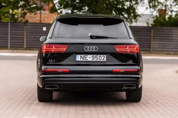 Black Audi Q7 2015 in Jelgava, with an engine capacity of 3.00 L and mileage of 169 thousand km for 29990 €, photo 5 on AUTOMOTO.COM.LV