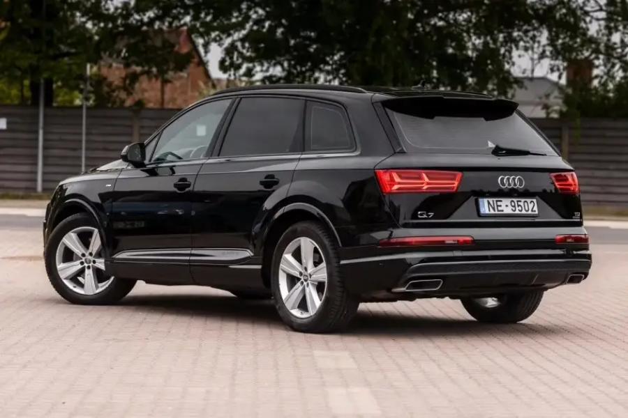 Black Audi Q7 2015 in Jelgava, with an engine capacity of 3.00 L and mileage of 169 thousand km for 29990 €, photo 7 on AUTOMOTO.COM.LV