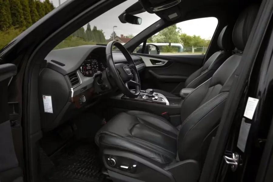 Black Audi Q7 2015 in Jelgava, with an engine capacity of 3.00 L and mileage of 169 thousand km for 29990 €, photo 10 on AUTOMOTO.COM.LV