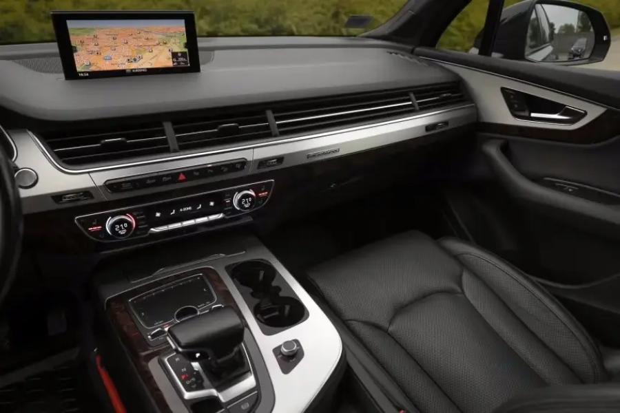 Black Audi Q7 2015 in Jelgava, with an engine capacity of 3.00 L and mileage of 169 thousand km for 29990 €, photo 15 on AUTOMOTO.COM.LV