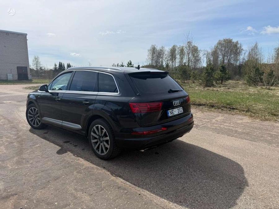 Black Audi Q7 2015 in Daugavpils, with an engine capacity of 2.97 L and mileage of 260 thousand km for 20700 €, photo 3 on AUTOMOTO.COM.LV