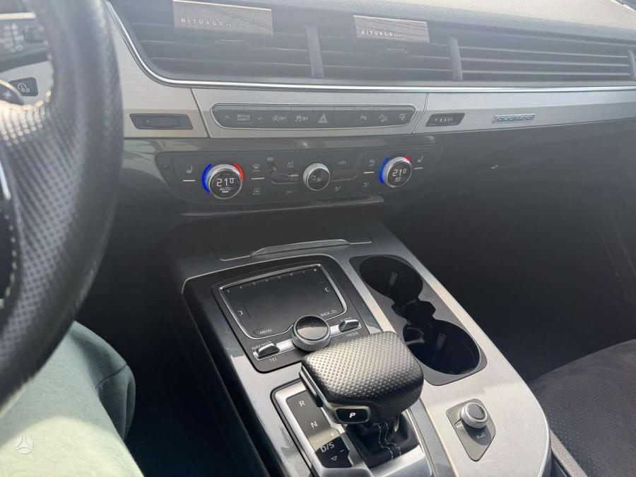Black Audi Q7 2015 in Daugavpils, with an engine capacity of 2.97 L and mileage of 260 thousand km for 20700 €, photo 18 on AUTOMOTO.COM.LV