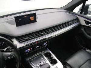 Black Audi Q7 2016 in Vilnius, with an engine capacity of 3.00 L and mileage of 233 thousand km for 25499 €, photo 23 on AUTOMOTO.COM.LV