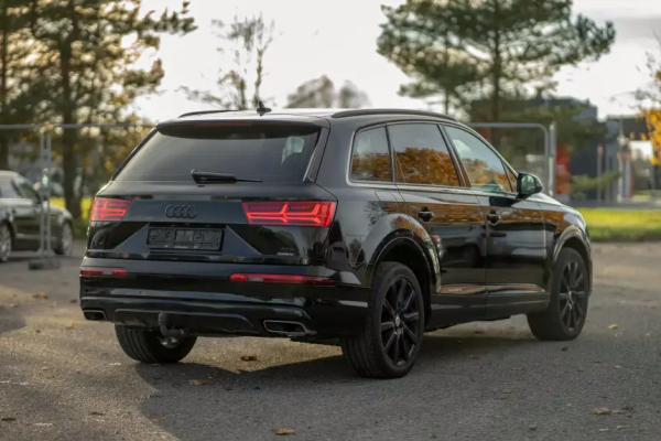 Black Audi Q7 2016 in Liepaja, with an engine capacity of 3.00 L and mileage of 185 thousand km for 33500 €, photo 4 on AUTOMOTO.COM.LV
