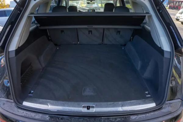 Black Audi Q7 2016 in Liepaja, with an engine capacity of 3.00 L and mileage of 185 thousand km for 33500 €, photo 10 on AUTOMOTO.COM.LV