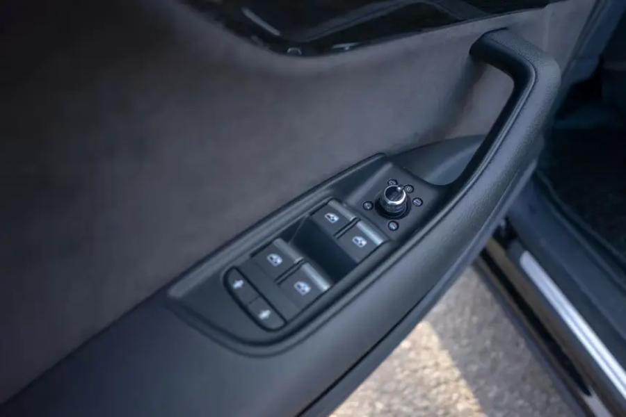 Melns Audi Q7 2016 Liepāja, ar dzinēja tilpumu 3.00 L un nobraukumu 185 tūkst. km par 33500 €, foto 25 vietnē AUTOMOTO.COM.LV