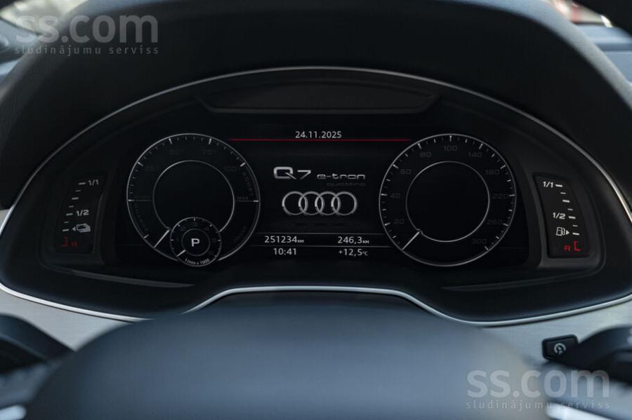 Black Audi Q7 2016 in Riga, with an engine capacity of 3.00 L and mileage of 255 thousand km for 29900 €, photo 12 on AUTOMOTO.COM.LV