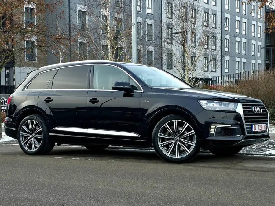 Black Audi Q7 2016 in Riga, with an engine capacity of 3.00 L and mileage of 261 thousand km for 23200 €, photo 5 on AUTOMOTO.COM.LV