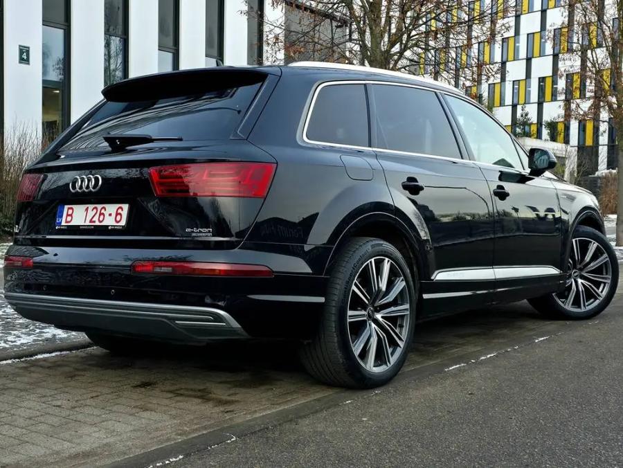 Black Audi Q7 2016 in Riga, with an engine capacity of 3.00 L and mileage of 261 thousand km for 23200 €, photo 8 on AUTOMOTO.COM.LV