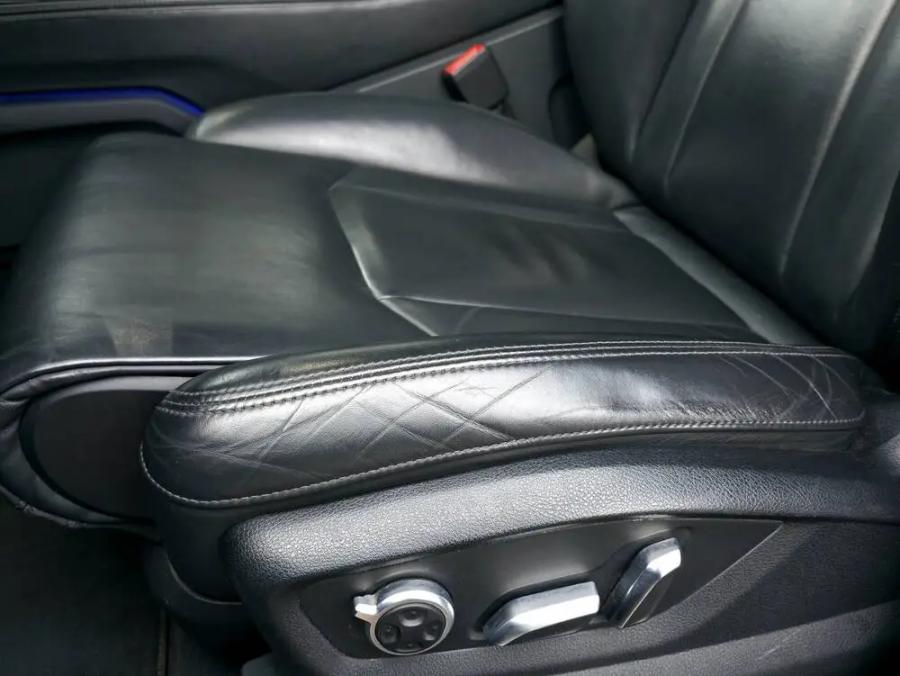 Black Audi Q7 2016 in Riga, with an engine capacity of 3.00 L and mileage of 261 thousand km for 23200 €, photo 13 on AUTOMOTO.COM.LV