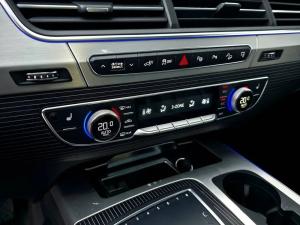 Black Audi Q7 2016 in Riga, with an engine capacity of 3.00 L and mileage of 261 thousand km for 23200 €, photo 14 on AUTOMOTO.COM.LV