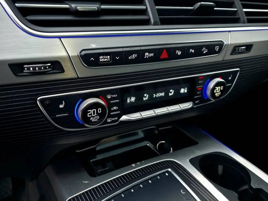 Black Audi Q7 2016 in Riga, with an engine capacity of 3.00 L and mileage of 261 thousand km for 23200 €, photo 14 on AUTOMOTO.COM.LV