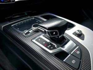 Black Audi Q7 2016 in Riga, with an engine capacity of 3.00 L and mileage of 261 thousand km for 23200 €, photo 15 on AUTOMOTO.COM.LV