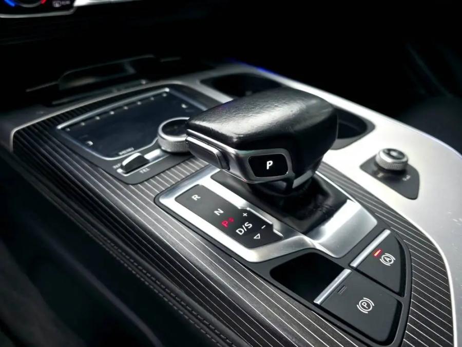Black Audi Q7 2016 in Riga, with an engine capacity of 3.00 L and mileage of 261 thousand km for 23200 €, photo 15 on AUTOMOTO.COM.LV