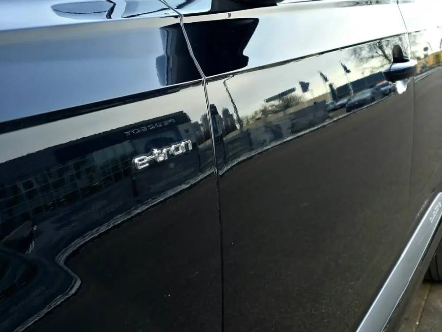 Black Audi Q7 2016 in Riga, with an engine capacity of 3.00 L and mileage of 261 thousand km for 23200 €, photo 20 on AUTOMOTO.COM.LV