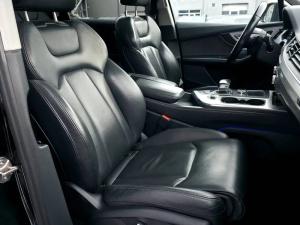 Black Audi Q7 2016 in Riga, with an engine capacity of 3.00 L and mileage of 261 thousand km for 23200 €, photo 24 on AUTOMOTO.COM.LV