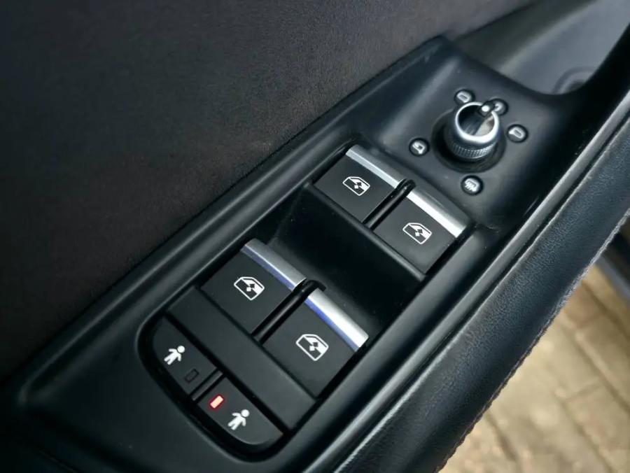 Black Audi Q7 2016 in Riga, with an engine capacity of 3.00 L and mileage of 261 thousand km for 23200 €, photo 26 on AUTOMOTO.COM.LV