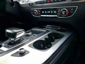 Black Audi Q7 2016 in Riga, with an engine capacity of 3.00 L and mileage of 261 thousand km for 23200 €, photo 45 on AUTOMOTO.COM.LV